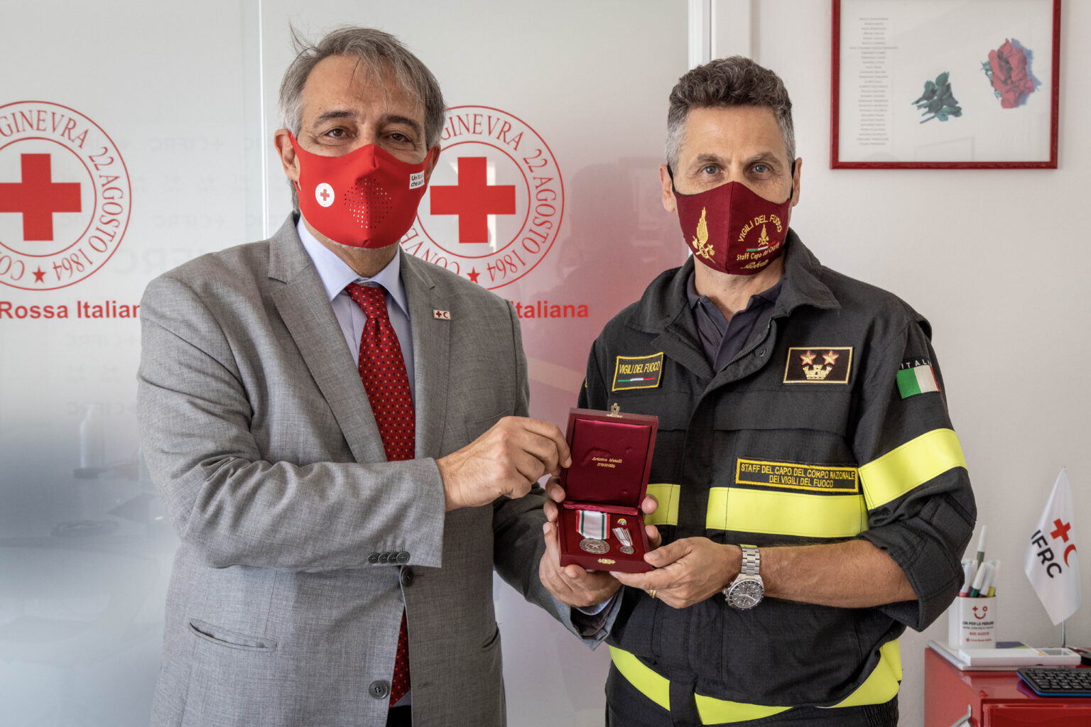 Medaglia d’oro al merito CRI per il Capo dei Vigili del Fuoco – Croce ...