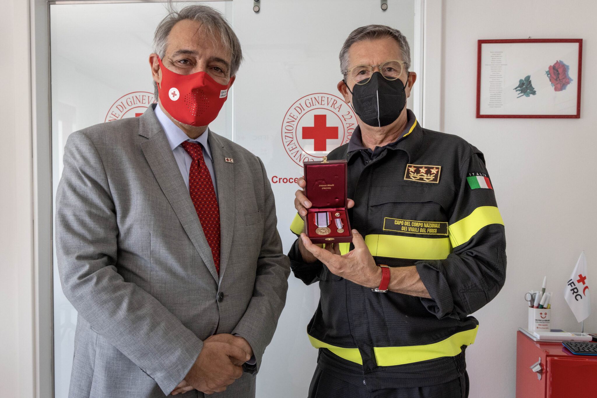 Medaglia d’oro al merito CRI per il Capo dei Vigili del Fuoco – Croce ...